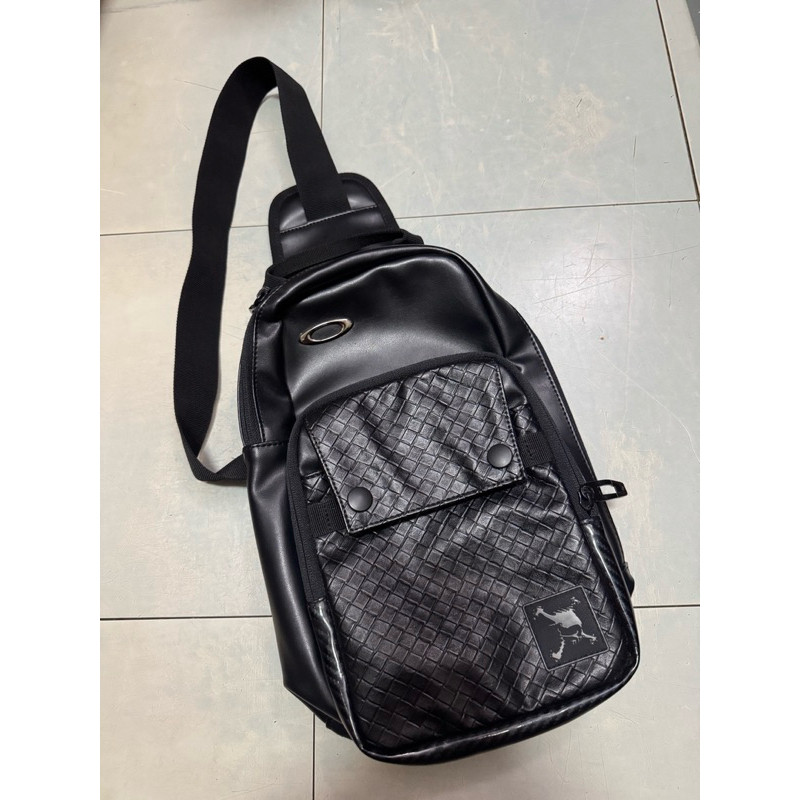กระเป๋าคาดอก Oakley Body Bag Skull Sling 13.0 PU ของแท้ มือสอง สภาพดี ...