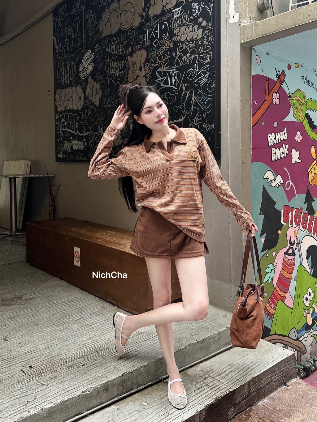 Nichcha Set 2 ชิ้น - เสื้อแขนยาวโอเวอร์ไซส์ ผ้าร่องไหมพรม - กระโปรงซิปหน้า มีกระเป๋า มีซับกางเกง ...