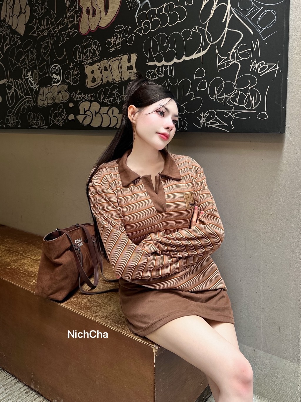 Nichcha Set 2 ชิ้น - เสื้อแขนยาวโอเวอร์ไซส์ ผ้าร่องไหมพรม - กระโปรงซิปหน้า มีกระเป๋า มีซับกางเกง ...