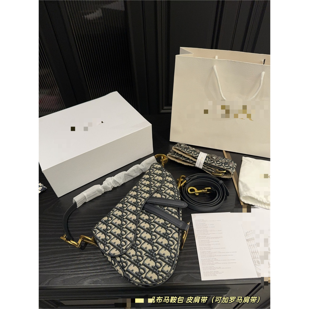 กระเป๋าอานผ้าใบ Dior 253 สีดำ พร้อมสายสะพายไหล่และสายสะพายแบบโรแมนติก | Shopee Thailand