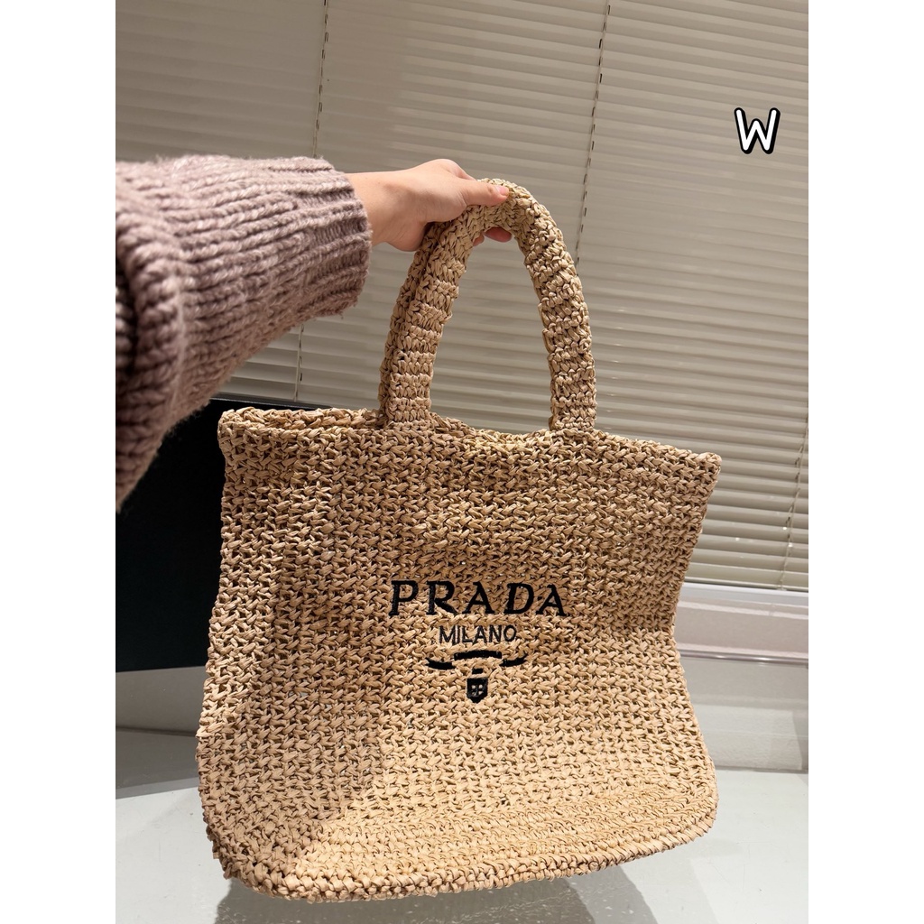 2025 Prada Prada Straw Tote bag กระเป๋าถ่ายภาพสูงนี้เตือนคนของฤดูกาลที่ ...
