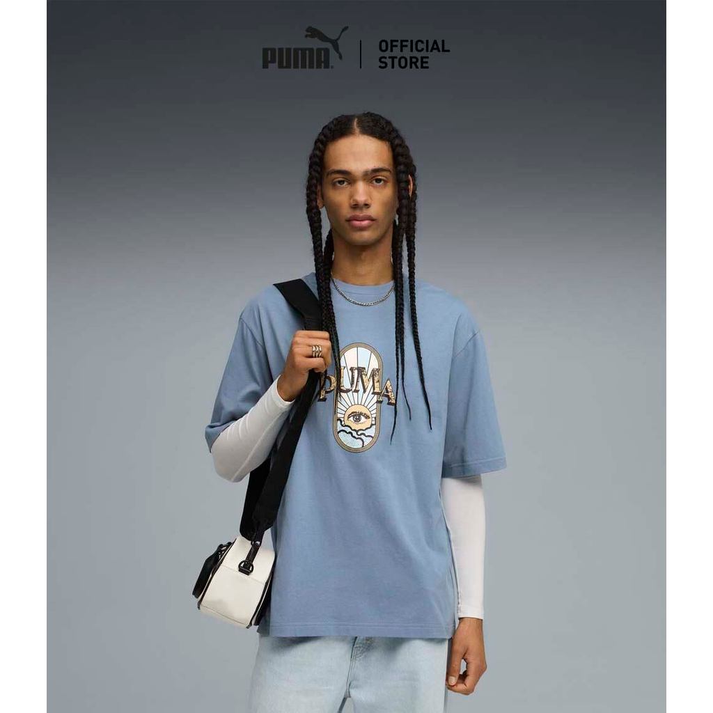 PUMA Prime/Select เสื้อยืดลายกราฟิกทรงบ็อกซี PUMA Fest สำหรับผู้ชาย สี ...
