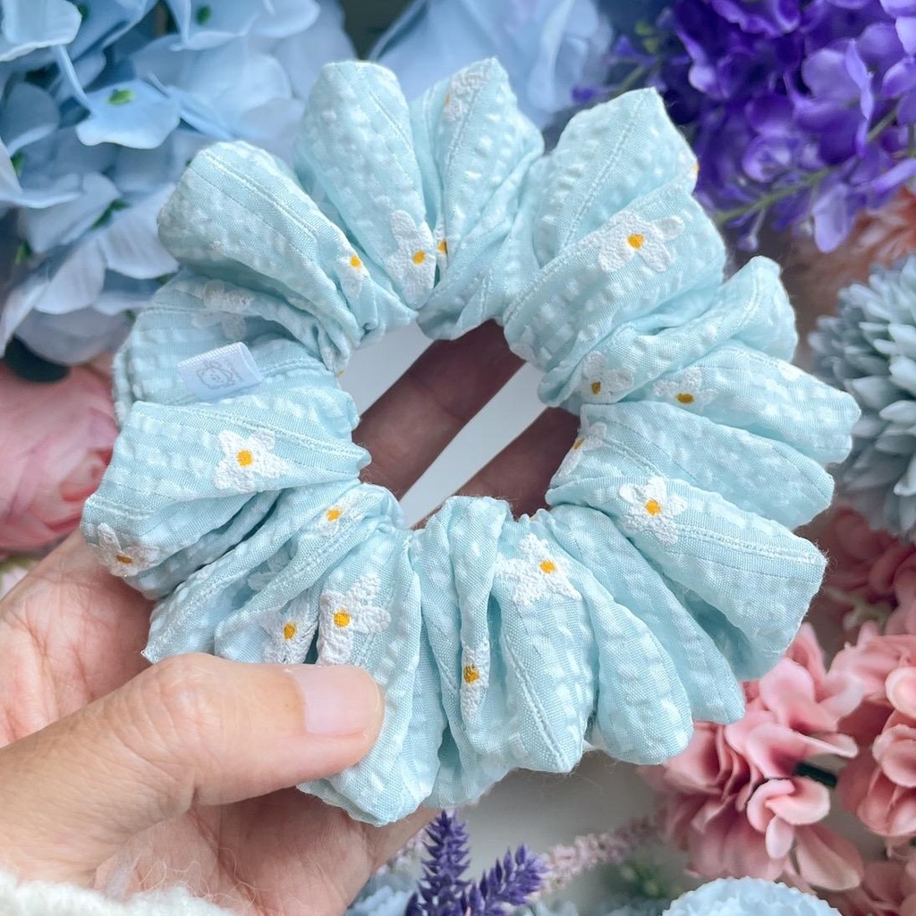 Scrunchie • Fluffy • Dainty daisies (Blue) | Shopee Thailand