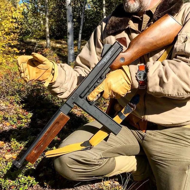 มือดำเนินการ Thomson submachine gun สำหรับเด็กชายกินไก่ไฟฟ้า burst ...