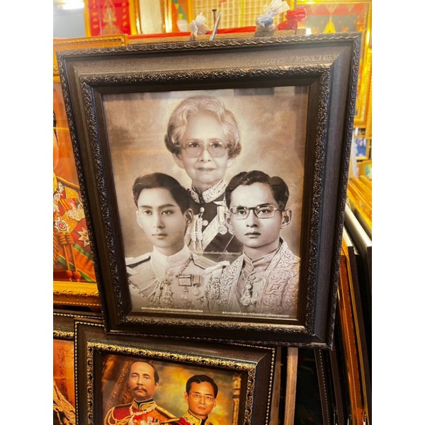 กรอบรูปพร้อมภาพ สมเด็จย่า ในหลวง ร8 ร9 ขนาด 26x32ซม.มีขาตั้งและที่แขวน ...