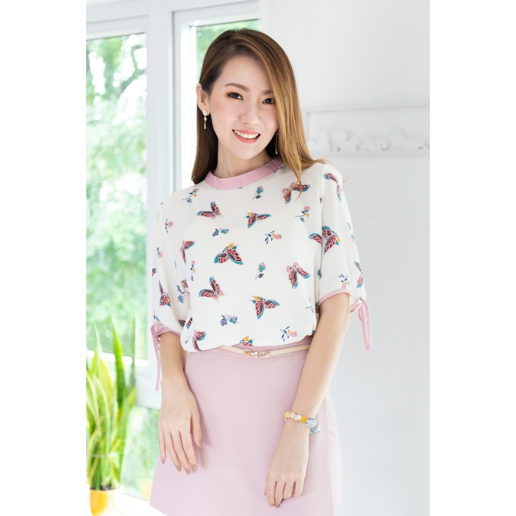 Narinari : NT1921 Butterfly Print Bow Sleeve Blouse – Cream เสื้อคอปิด ปลายแขนประดับสายกุ๊น ...
