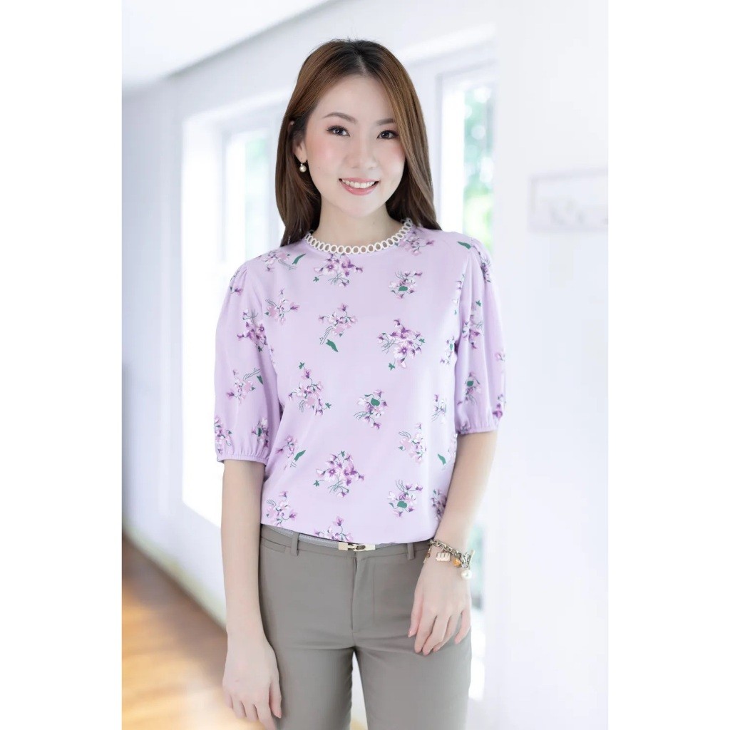Narinari : NT2494 Ring Collar Frangipani Blouse เสื้อทำงาน แต่งขอบคอลูกไม้ห่วงกลม ตรงแขนจับจีบ ...