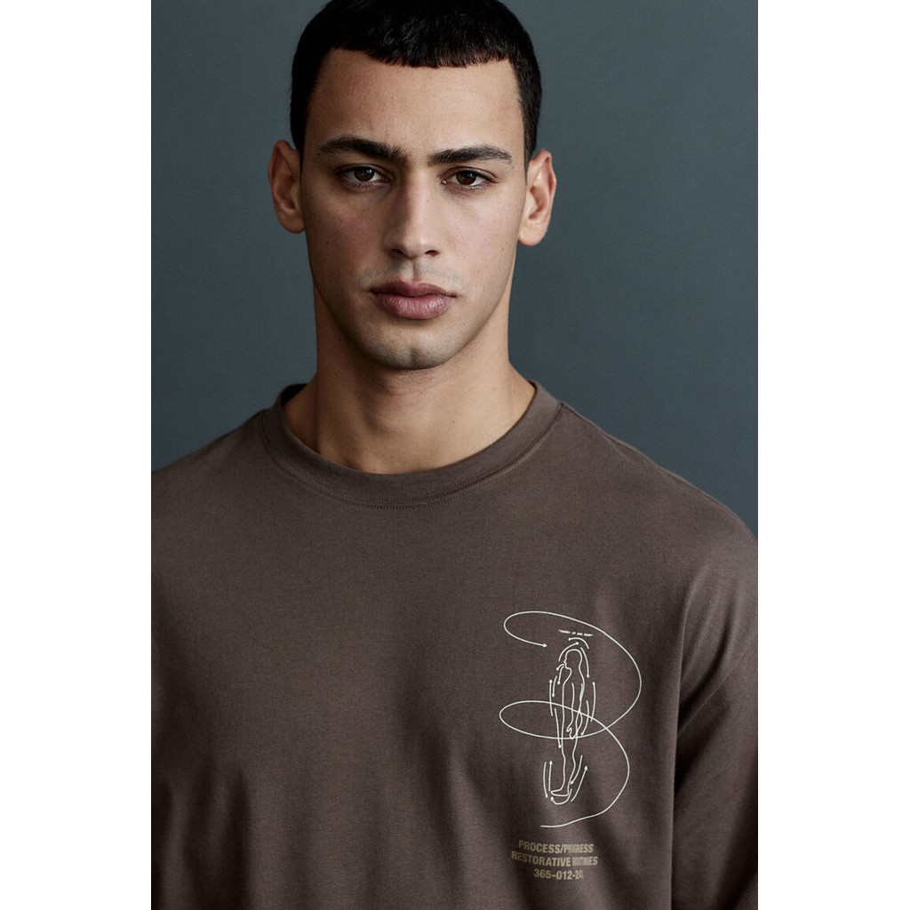 H&M(เอชแอนด์เอ็ม) เสื้อยืดกีฬาทรงหลวมเนื้อผ้า DryMove™ ที่ให้ความรู้สึก ...