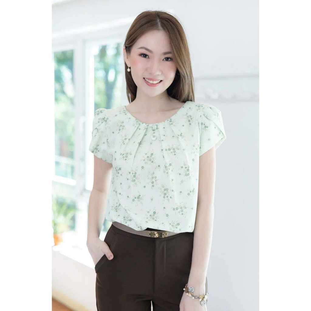 Narinari : MT0503 Folded Neckline Bouqlet Blouse ผ้าลายดอกไม้ อัดลายย่น | Shopee Thailand