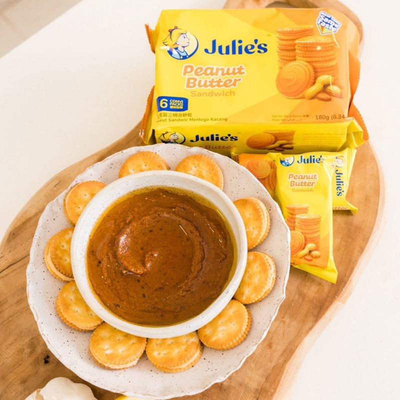 จูลี่ บิสกิตเนยถั่ว Julie's Peanut Butter Sandwich ขนมปังกรอบสอดไส้ครีมเนยถั่ว ขนาด 90 กรัม ผลิต ...