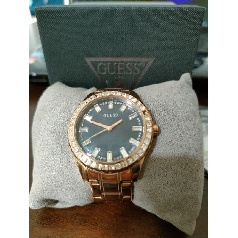 Guess two hand ซื้อมา 4000.- จากชอบ มีใบเซอร์ พร้อมกล่อง พร้อมสายเลย ...