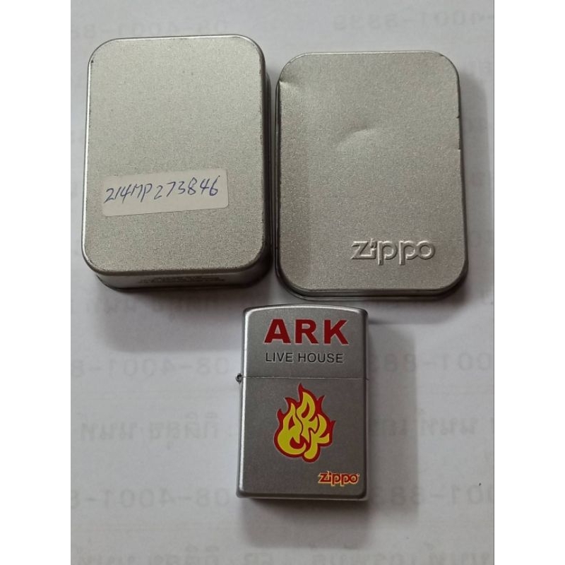 ZIPPO ARK LIVE HOUSE SATIN CHROME ผลิตปี2002 สีเงินผิวโครเมี่ยม ลายแบบสกรีน ของใหม่ มีรอยจากการ ...