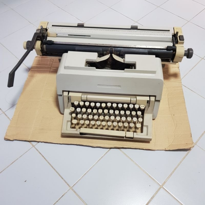 เครื่องพิมพ์ดีด ยี่ห้อ Olivetti (มือสอง) ใช้งานไม่ได้ ถ่ายจากของจริง ...