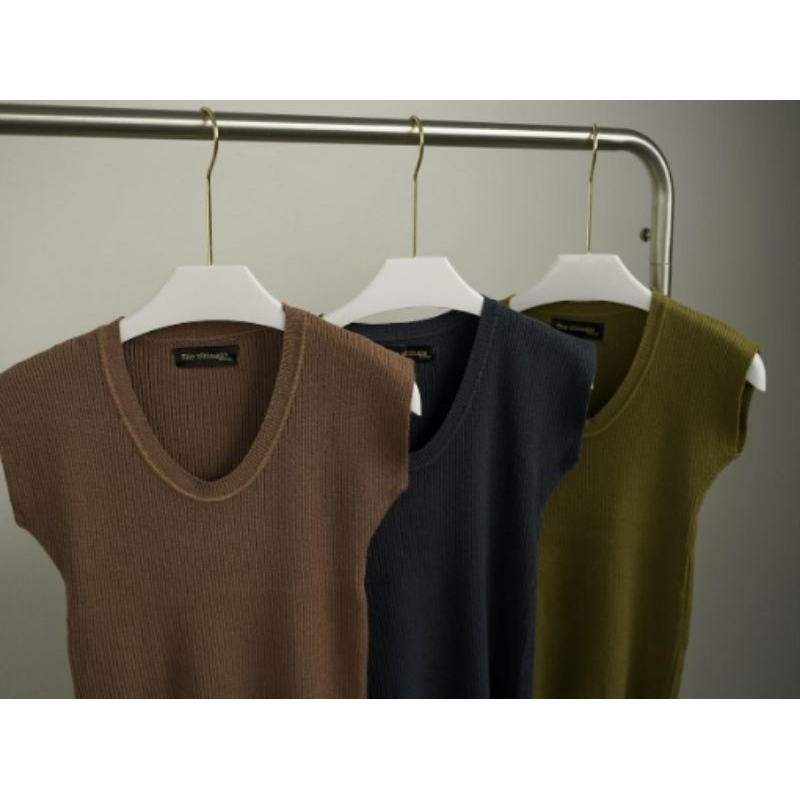 ส่งต่อเสื้อยืดจาก Ultimate Official รุ่น Daniel Top สีกรม (Navy ...