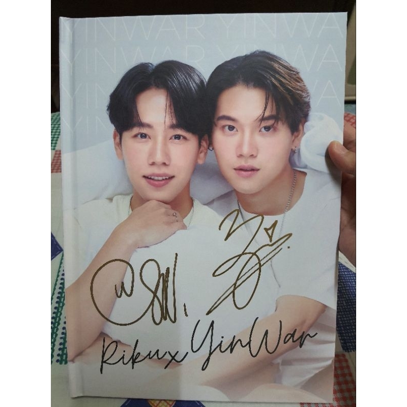 YinWar photo album มี 13 แผ่น กระดาษแข็ง เซ็นสดปก พร้อมเสื้อสกรีนลายฟรี ...