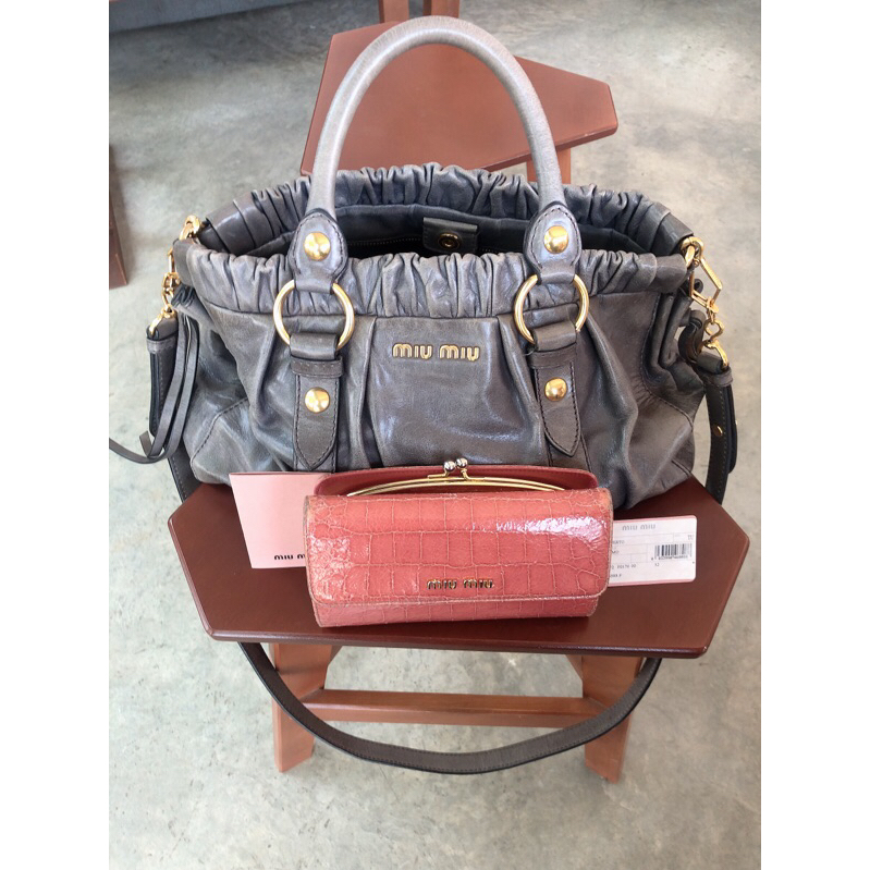 miu miu กระเป๋าถือ สีเทา | Shopee Thailand
