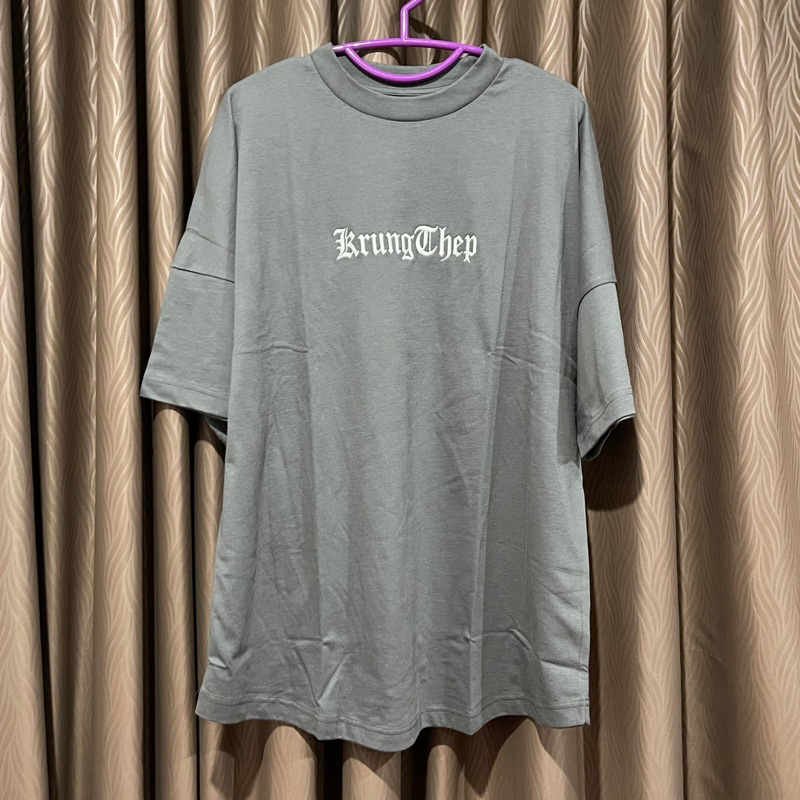 CPS CHAPS MEN (T-SHIRT) OVERSIZED LOGO TEE (KrungThep) สีเทา ไซส์ M มือ ...