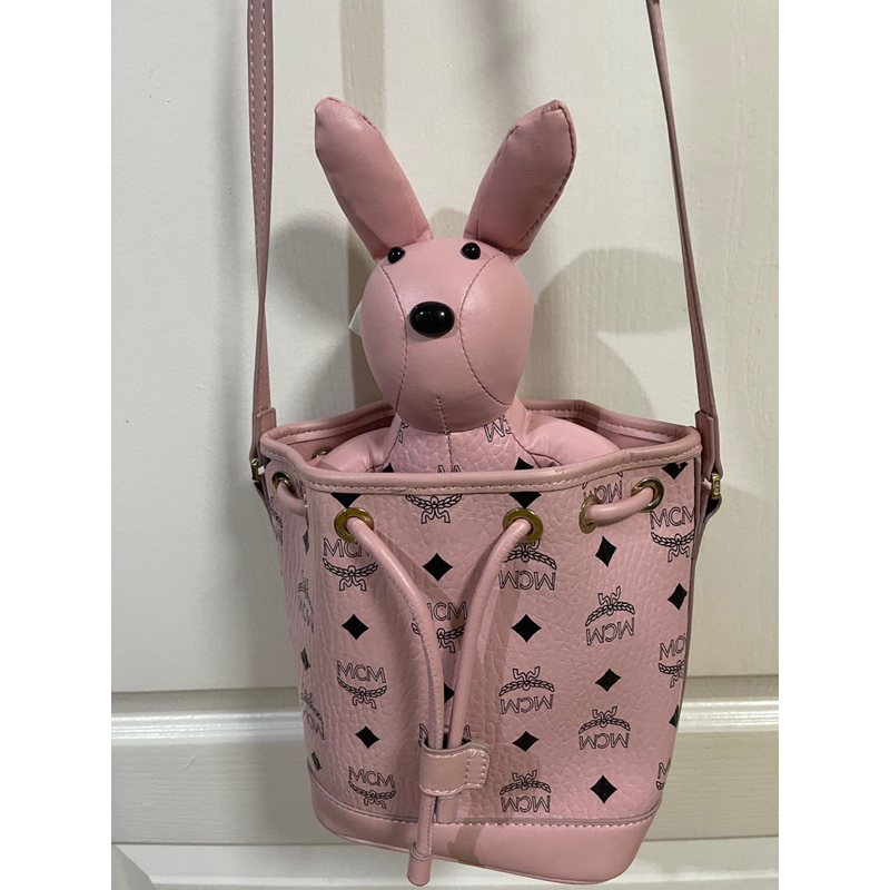 กระเป๋าหูรูด MCM Park Rabbit ลาย Visetos | Shopee Thailand
