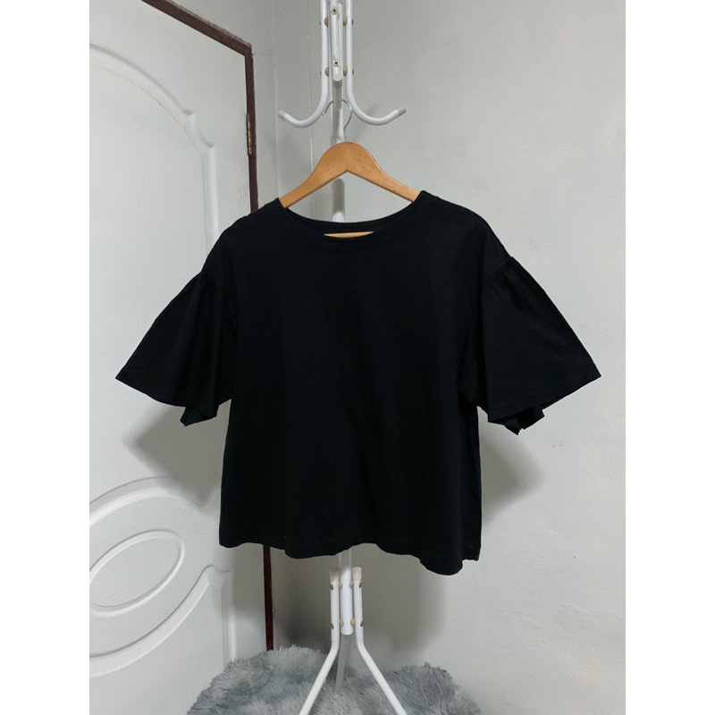 Z032 เสื้อ Uniqlo สีดำแขนระบายมือสอง | Shopee Thailand