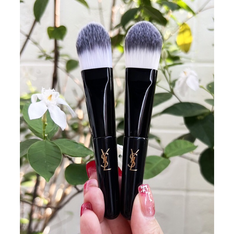 แปรงเกลี่ยรองพื้น YSL Foundation Brush (Mini Size) | Shopee Thailand