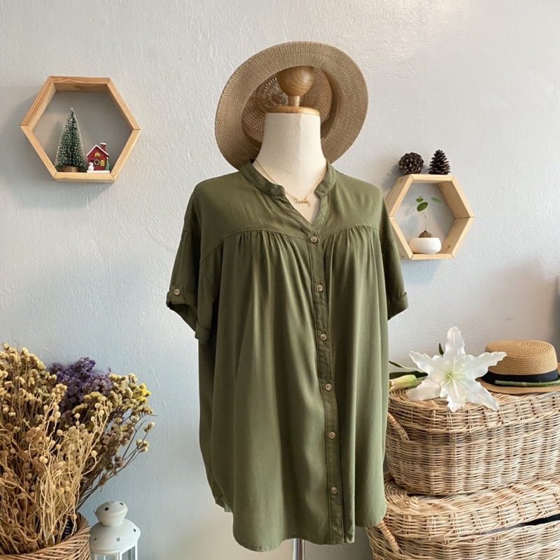 แบรนด์ญี่ปุ่น Lutique เสื้อเบลาส์สีเขียวขี้ม้า มือ2 | Shopee Thailand