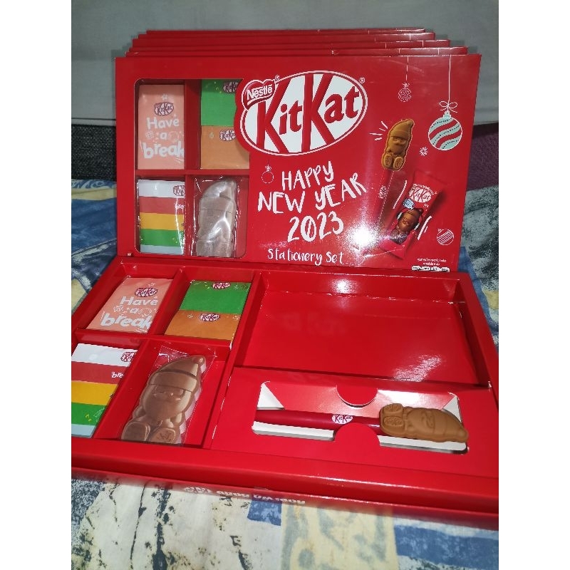 ของขวัญสุดฟิน Stationary Set จาก Nestle Kit Kat ประกอบด้วย Sticky Notes ...