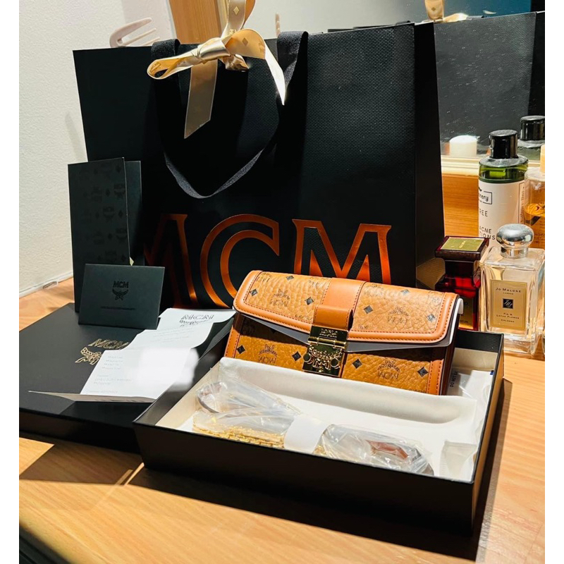 Tracy Chain Wallet in Visetosมือ2สภาพ99% ช็อปไทย | Shopee Thailand