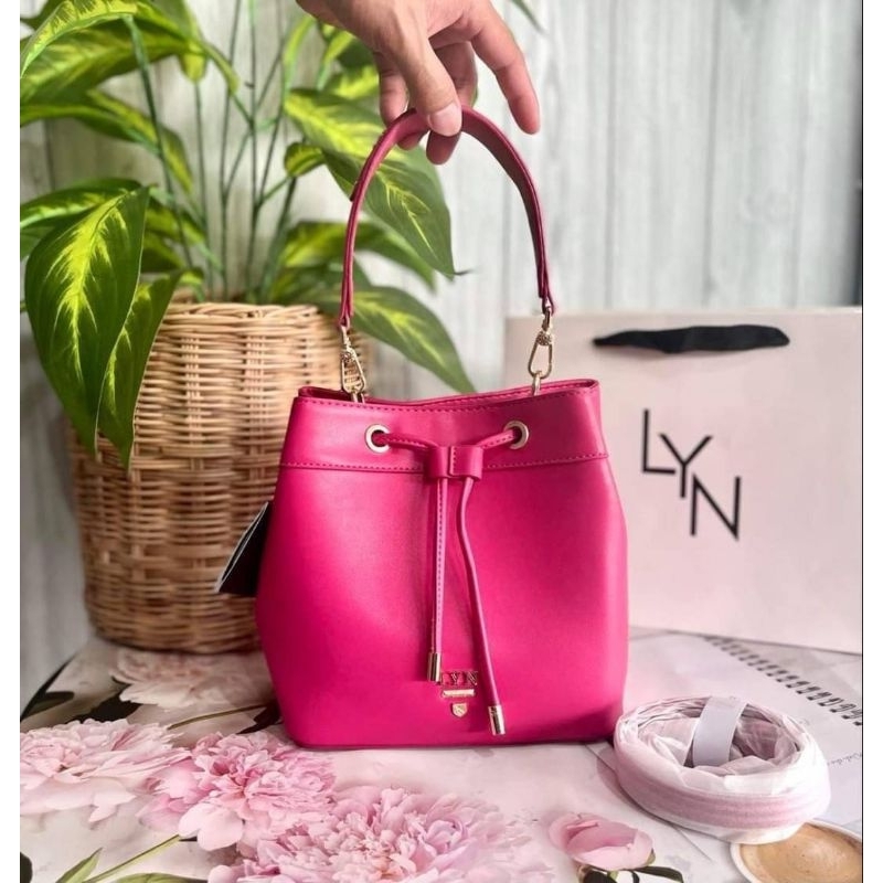Lynทรงถังรุ่นฮิตใส่กระเป๋าใบยาวได้ NEW LYN CROSSBODY BAG | Shopee Thailand