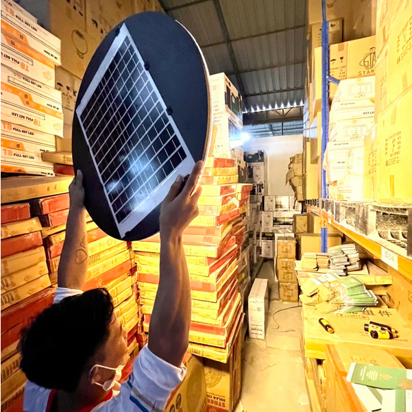 NEW‼️ โคมไฟโซล่าเซลล์ ไฟถนน ไฟถนนโซล่าเซลล์ UFO 500000W-42L 726LED ใช้พลังงานแสงอาทิตย์ 100% ...