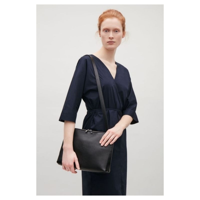 SALE 🍒 กระเป๋าหนังแท้ COS Constructed Shoulder Bag (used สภาพดี ...