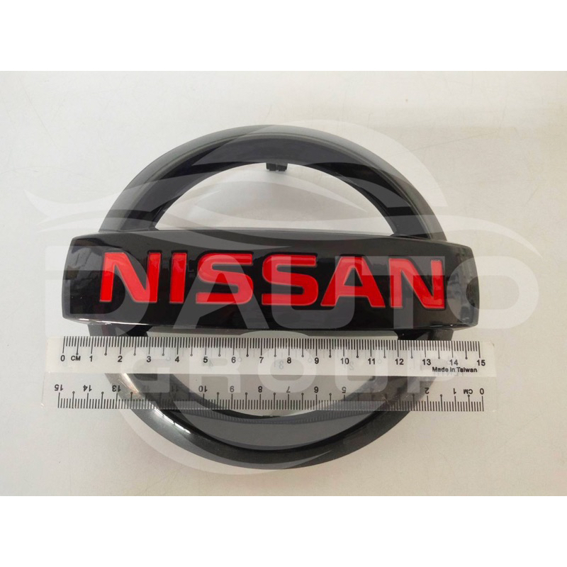 โลโก้ติดกระจังหน้า สีดำอักษรแดง NISSAN NAVARA NP300 , PRO4X,2X , TERRA ...