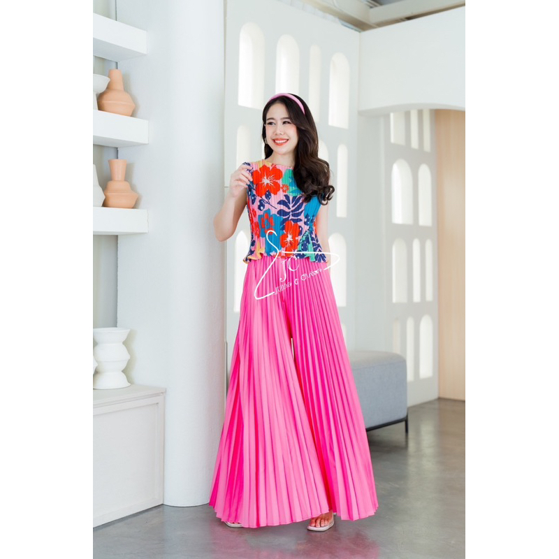Jubbie&Chrissie : ชุดเข้าเซท (เสื้อ+กางเกง) เสื้อครอปพลีทแขนกุด ผ้าไหม ...