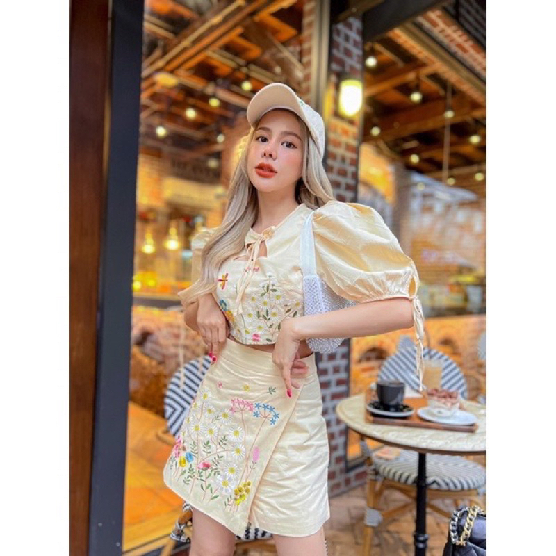 ชึดเซตน่ารักสีเปลือกไข่ปักทั้งตัว ใส่แล้วน่ารักมาก เสื้อคอปแขนพอง คู่กางเกงกระโปรง ป้าย ...