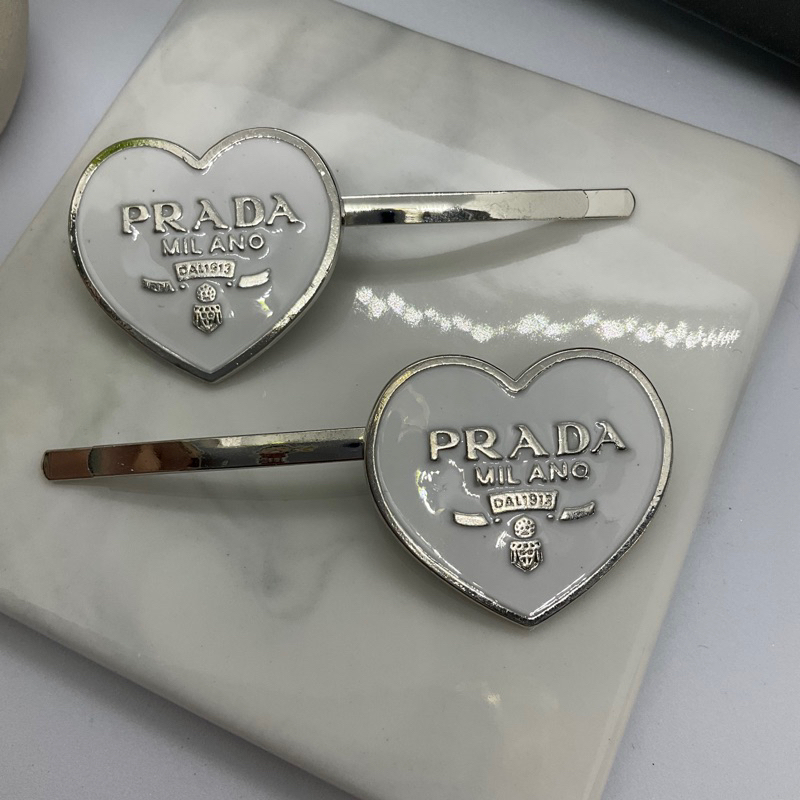 พร้อมส่งในไทย Prada Heart Hairpin กิ๊ปติดผมรูปหัวใจ ปราด้า ชุด 2 ชิ้น ...