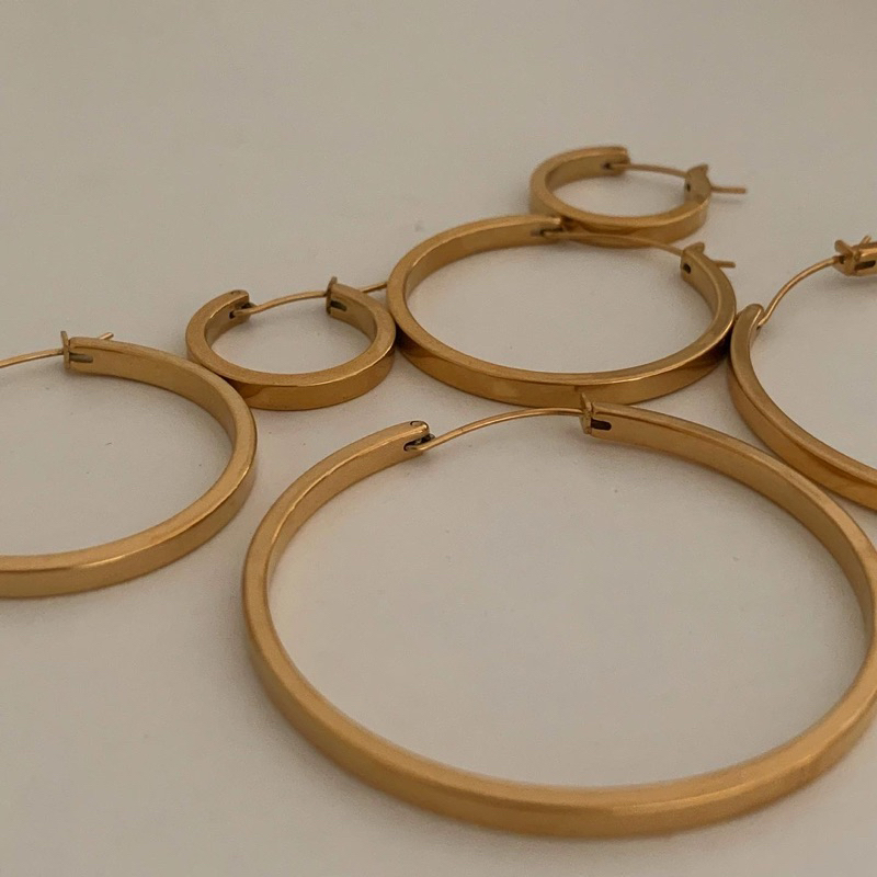 HER OBJECTIVE_HER CLASSIC BOLD HOOPS EARRINGS | Shopee Thailand