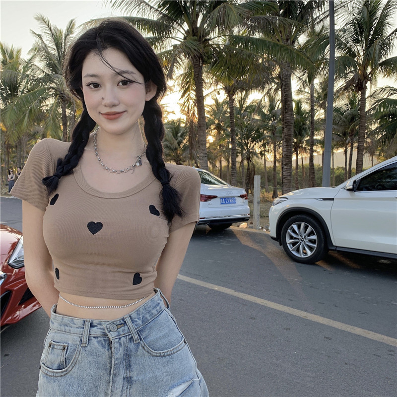BOLIShop เสื้อยืดแฟชั่นผู้หญิง เสื้อครอปท็อป ทรงรัดรูป แขนสั้น คอกลม ปักลายหัวใจ ผ้าร่อง คนอวบ ...