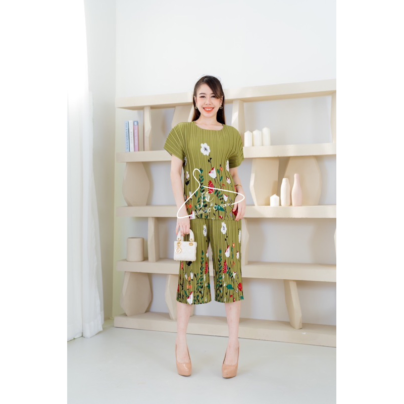 Jubbie & Chrissie : ชุดเซ็ทเสื้อพลีทแขนเลย และกางเกงสามส่วน ผ้าไหม ...