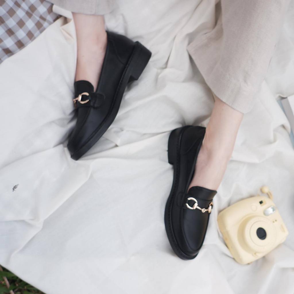 รองเท้าหนังคัทชูผู้หญิง ดีเทลเหล็กคาด Vida Stuff รุ่น Gentle v.2 ...