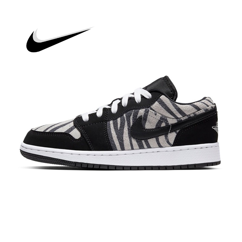 Jordan Air Jordan 1 Low Zebra Retro Low Top รองเท้าผ้าใบสีดำและสีขาวของ ...