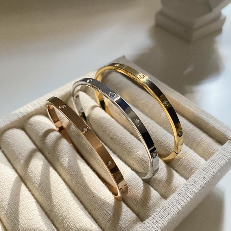 Basic bangle with zirconia (18k+titanium steel) - กำไลข้อมือทรงวงรีหน้ากว้าง 4 มิล | Shopee Thailand