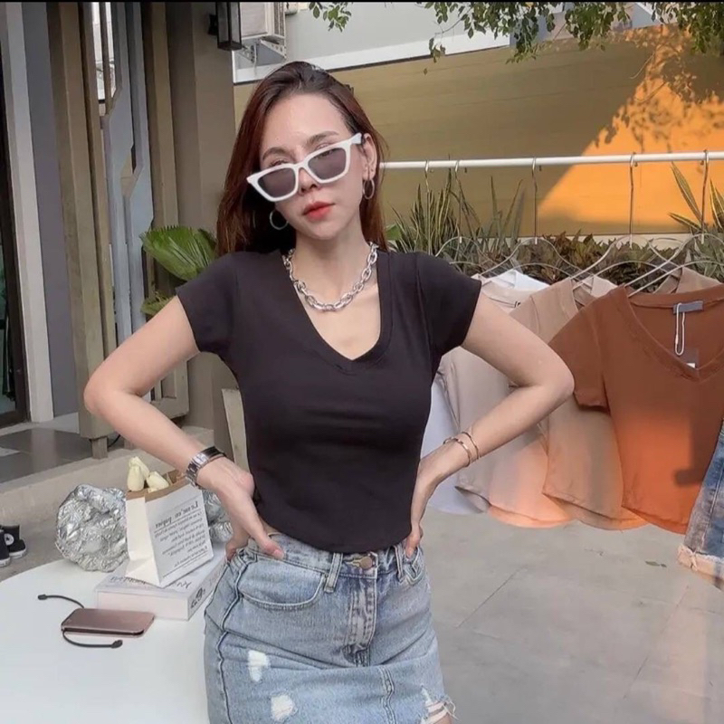 021 พร้อมส่ง*เสื้อยืดผ้ายูนิโคล่คอวีชายโค้งพอดีตัว งานป้าย DEE..ZYY ผ้าสวยใส่สบายแมทช์ง่ายได้ทุ ...