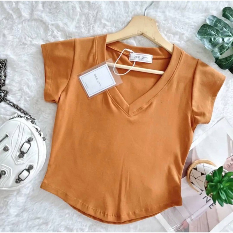 021 พร้อมส่ง*เสื้อยืดผ้ายูนิโคล่คอวีชายโค้งพอดีตัว งานป้าย DEE..ZYY ผ้าสวยใส่สบายแมทช์ง่ายได้ทุ ...