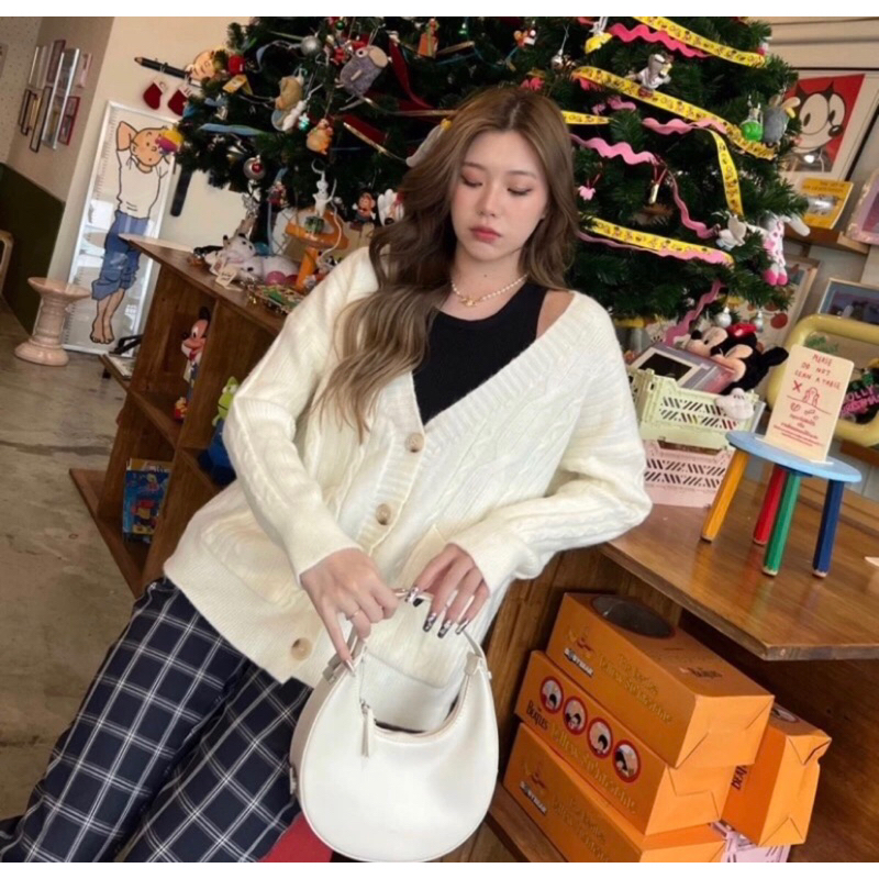 beming.bkk/คาร์ดิแกนไหมพรม oversize/ เสื้อไหมพรมสีขาว | Shopee Thailand