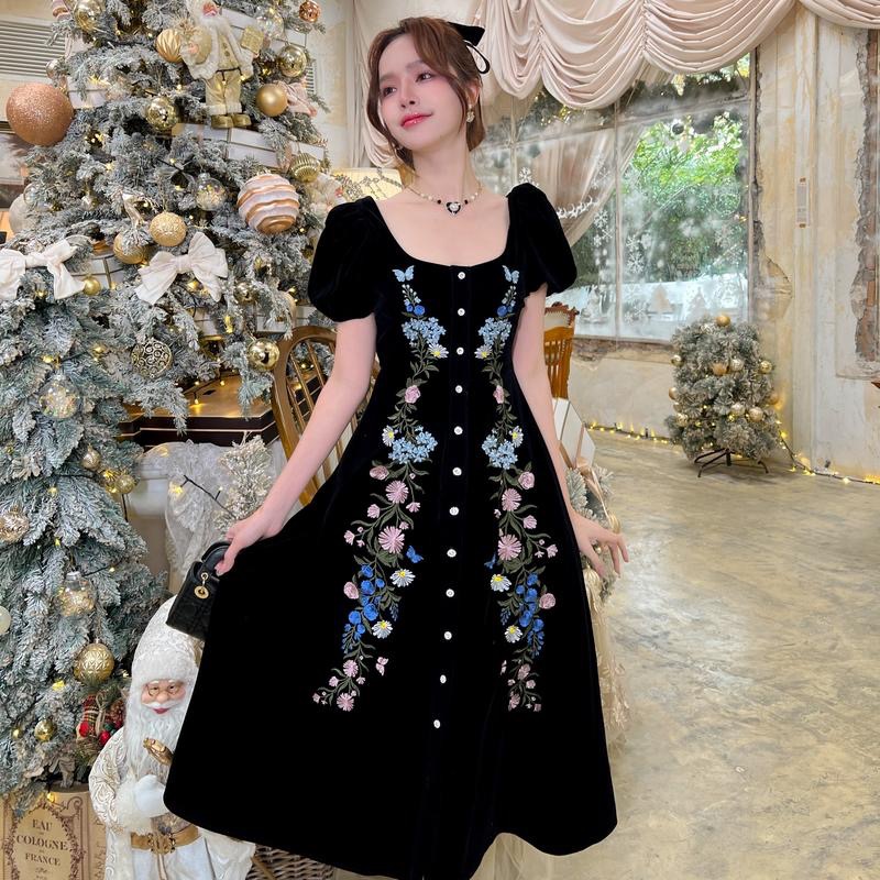 MYT x BLT SPECIAL : [BT274] : เดรสยาวดำกัมมะหยี่ปักลายดอกไม้ คุมโทน | Shopee Thailand