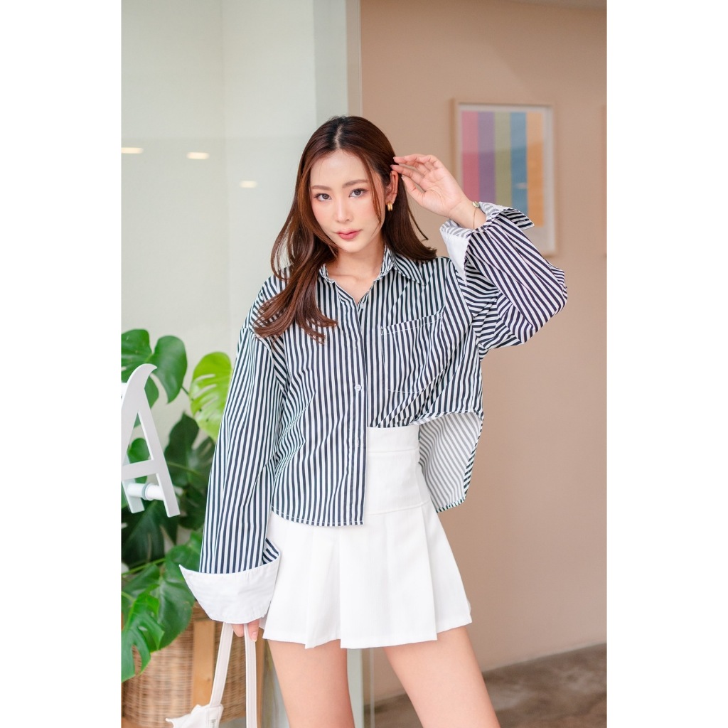 B342 เสื้อเชิ้ตเกาหลีสุดๆ ริ้วลายตรงที่พลางหุ่น ผอมเพรียวแน่นอน ปลายแขน | Shopee Thailand