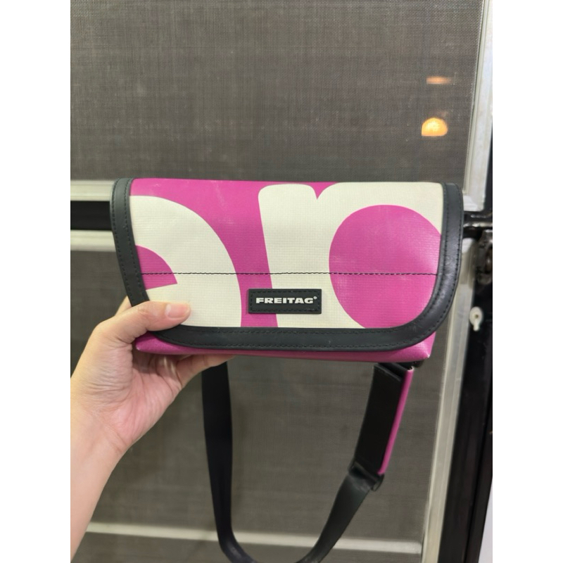 FREITAG JAMIE • F40 สีชมพู (รุ่นใหม่) | Shopee Thailand