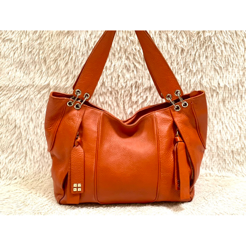 กระเป๋าหนัง มือสอง แบรนด์ carries note สภาพยังใหม่ มีช่องใส่ของช่องใหญ่ 1 ช่อง ภายในมีรอยเปื้อน ...