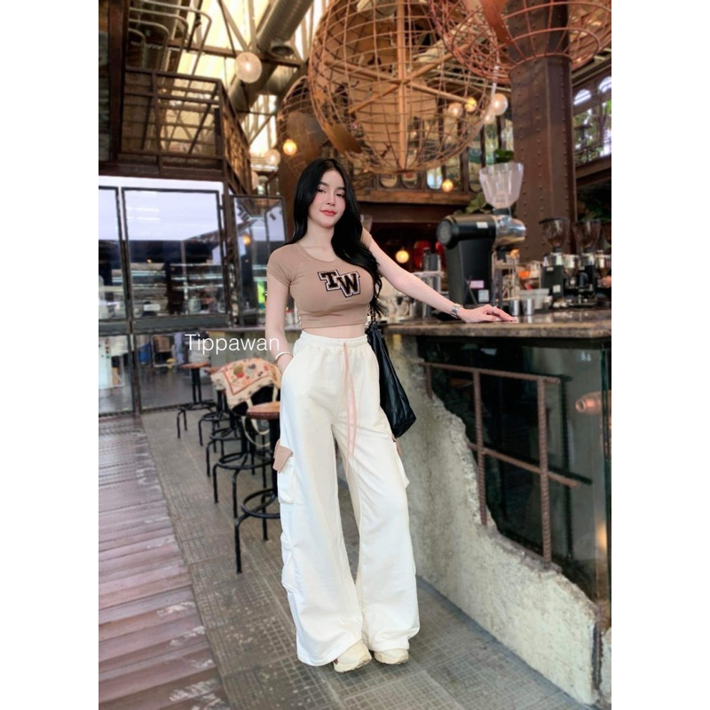 Tippawan กล้ามครอปติดอะไหล่TWมาพร้อม วอมคาร์โก้ทรงปังๆ แต่งกระเป๋าทรงกล่องที่ใช้งานได้จริงเท่ห์ ...