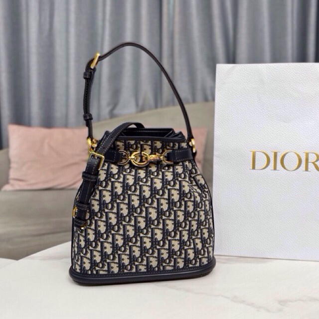 [ทักแชทก่อนสั่งซื้อ] พร้อมส่ง Dior Medium C’est Bag ใหม่ชนช้อป ...