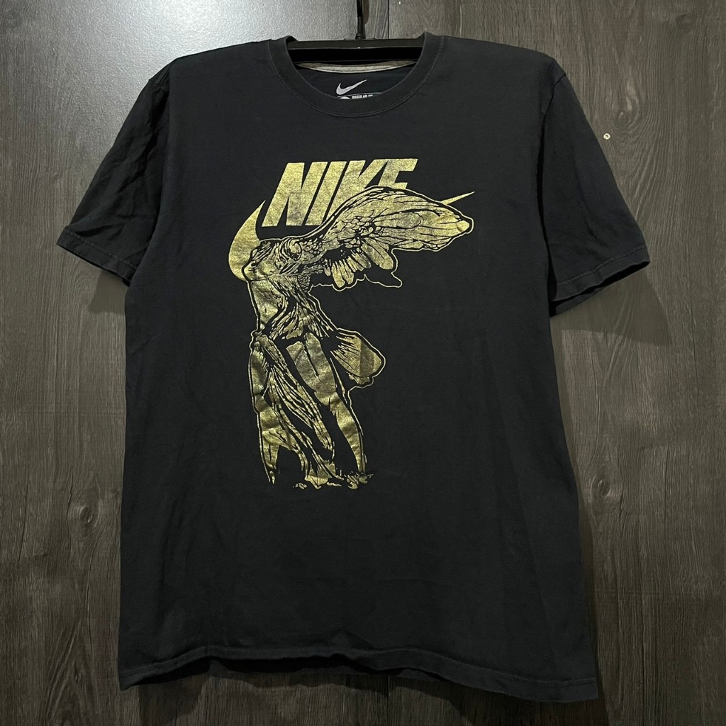 เสื้อยืด Nike The Winged Victory T-Shirt Gold สีดํา Size L อก 42 ของแท้100% | Shopee Thailand